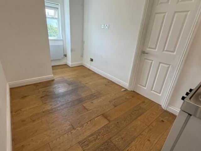 Studio flat for rent in Woodford New Road, Woodford Green E18