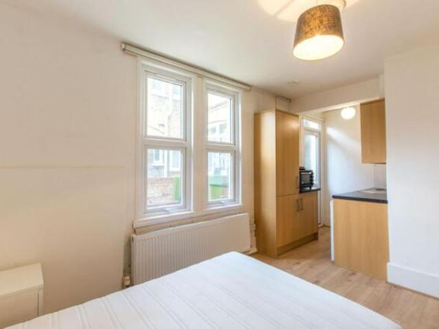 Studio flat for rent in Woodlands Park Road, N15, Tottenham, London, N15