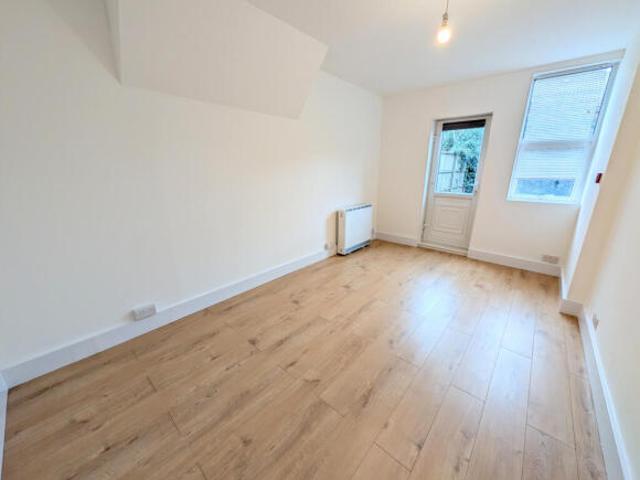 Studio flat for rent in Woodside Grove, North Finchley N12