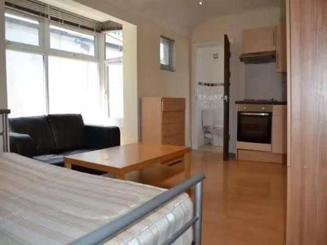 Studio flat for rent in Woodville Road, Cathays, Cardiff, CF24