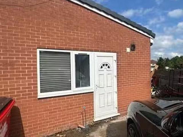Studio flat for rent in Worlds End Lane, Birmingham, B32