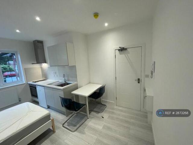 Studio flat for rent in Wycombe Gardens, London, NW11