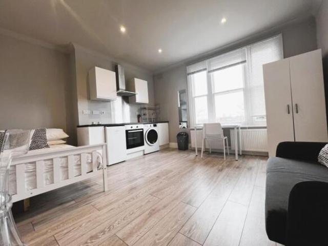 Studio flat for rent in Yonge Park, London, N4