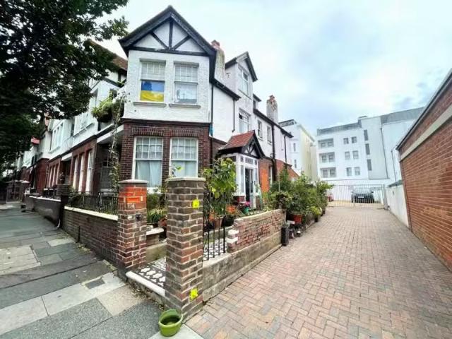 Studio flat for rent in York Avenue, Hove, East Susinteraction.
