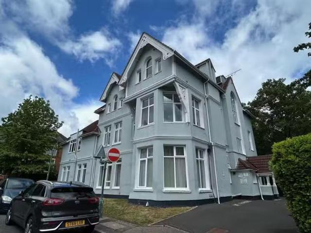 Studio flat for rent in York Towers, 5 Pine Tree Glen, Westbou.