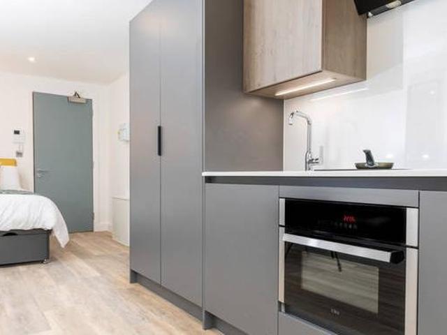 Studio flat for rent in Academy Apartments M16