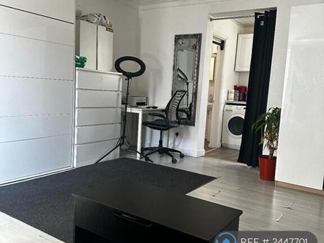 Studio flat for rent in Acton, London, W3
