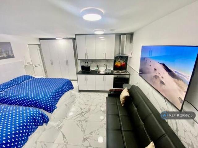 Studio flat for rent in Abbotswood Way, Hayes, UB3