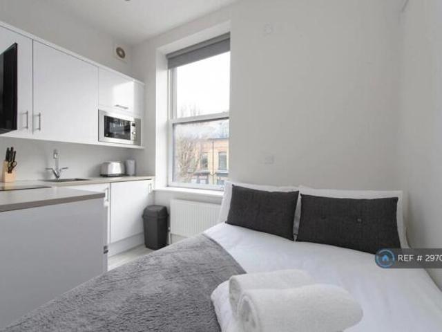 Studio flat for rent in Adolphus Road, London, N4