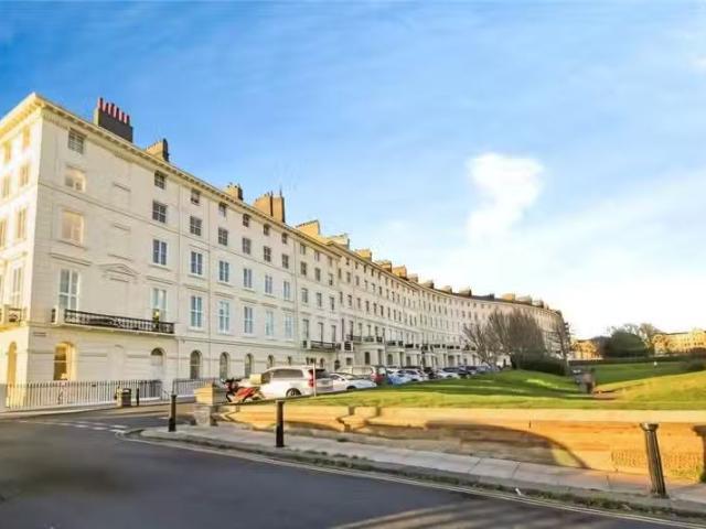 Studio flat for rent in Adelaide Crescent, Hove, BN3