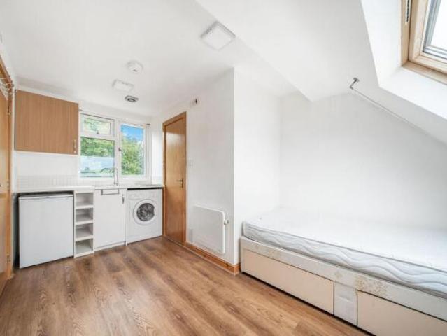 Studio flat for rent in Almond Avenue, Ealing, W5