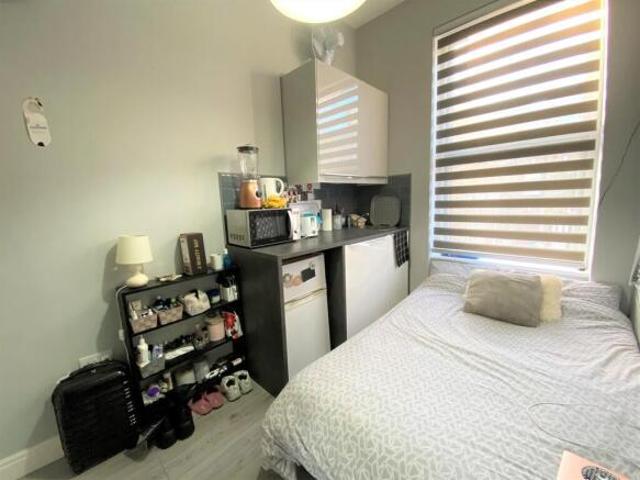 Studio flat for rent in Alfred Road, Acton, London, W3