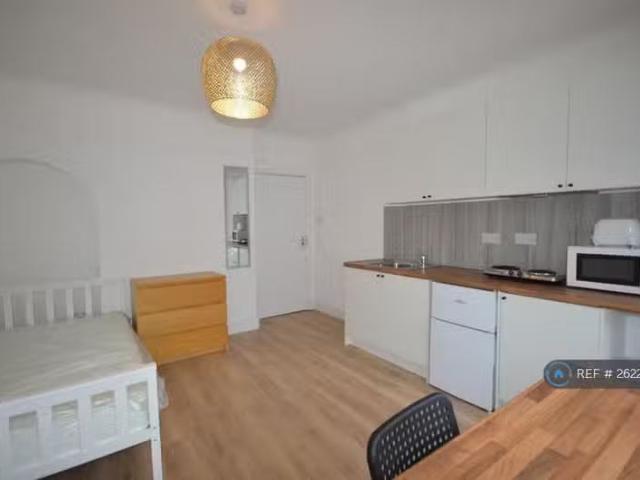 Studio flat for rent in Alton Road, Bournemouth, BH10