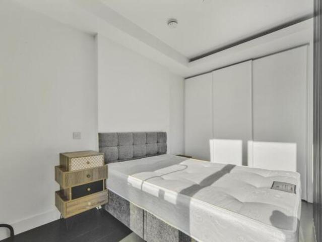 Studio flat for rent in Amory Tower, Marsh Wall, E14