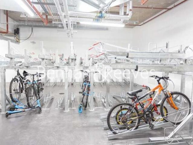 Studio flat for rent in Amory Tower, Marsh Wall, London, E14