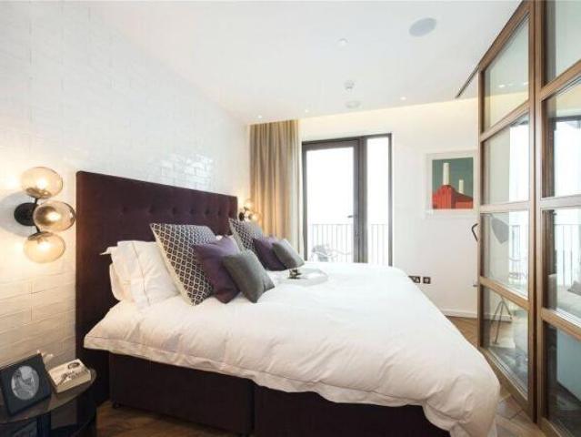 Studio flat for rent in Ambassador Building, Embassy Gardens, London, SW11