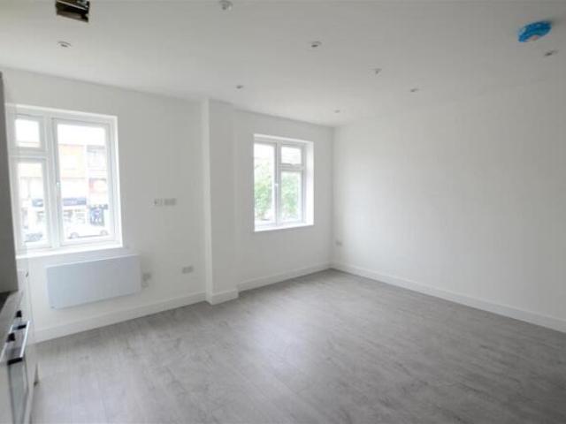 Studio flat for rent in Ambassador House, Farnham Road, Slough, SL1