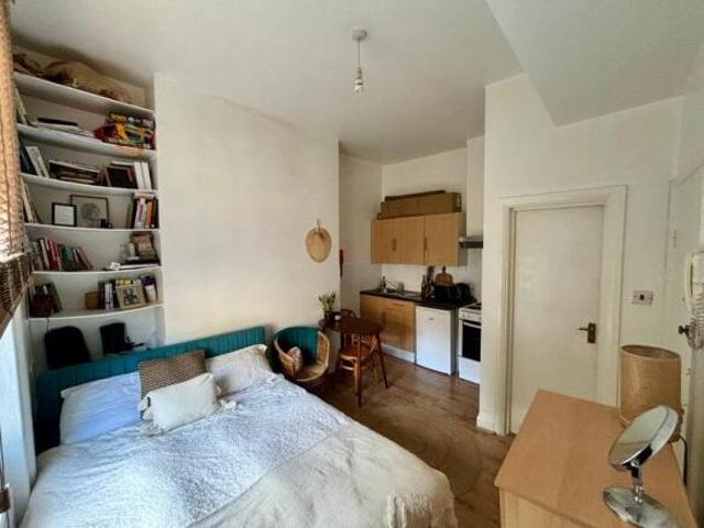 Studio flat for rent in Amhurst Road, Hackney, London, E8
