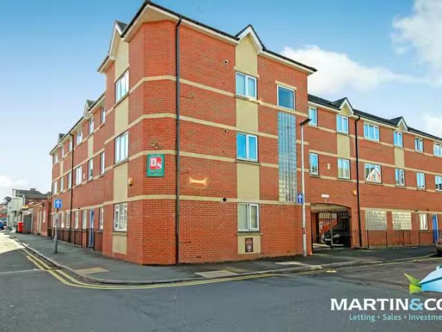 Studio flat for rent in Anderson Court, Anderson Road, Bearwoo.