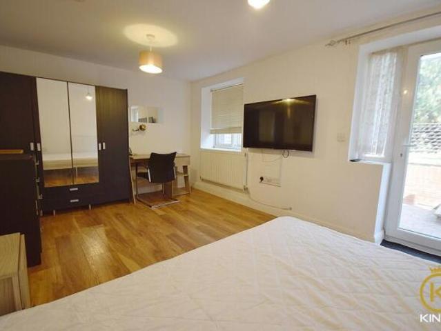 Studio flat for rent in Ash Grove, Guildford, GU2