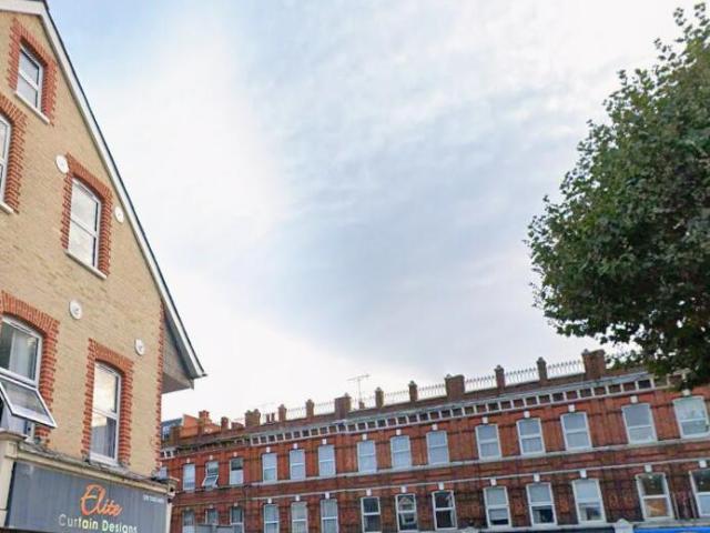 Studio flat for rent in Ash Grove, London, NW2