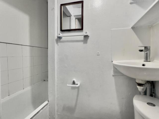 Studio flat for rent in Ashbourne Road, CR4