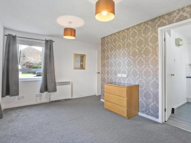 Studio flat for rent in Ashbury Crescent, Merrow, GU4