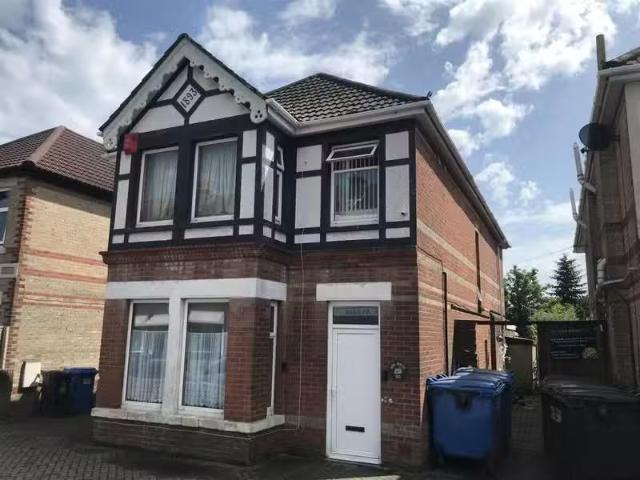 Studio flat for rent in Ashley Road, Parkstone, Poole, BH14