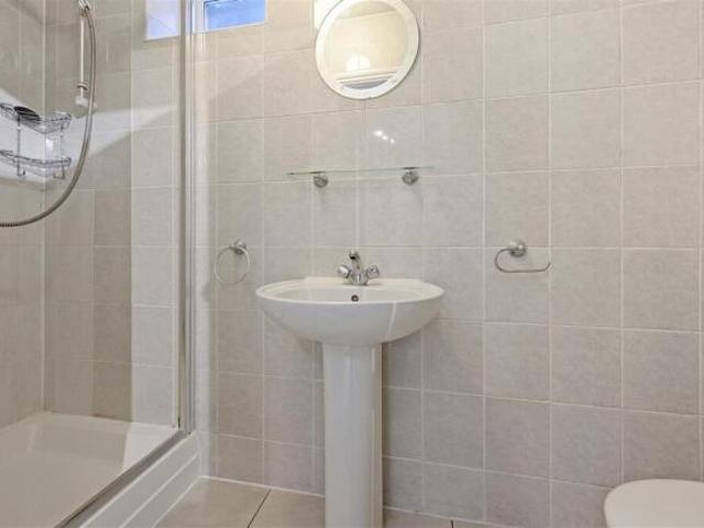 Studio flat for rent in Askew Road, London, W12