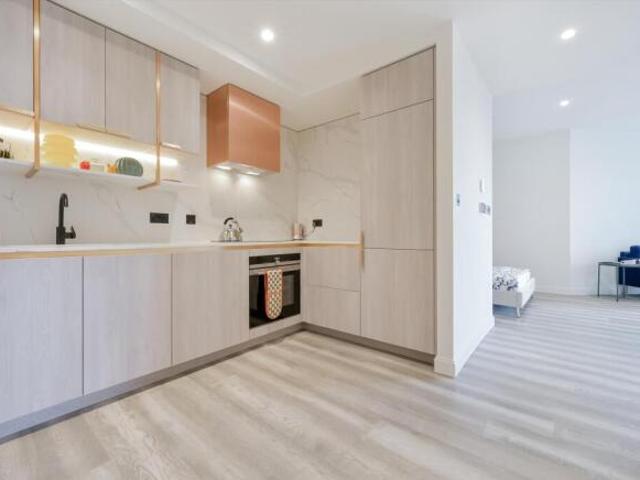 Studio flat for rent in Aspen, Marsh Wall, London, E22