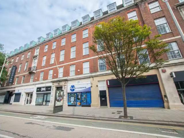 Studio flat for rent in Apartment 6, Central Chambers. Ferensw.