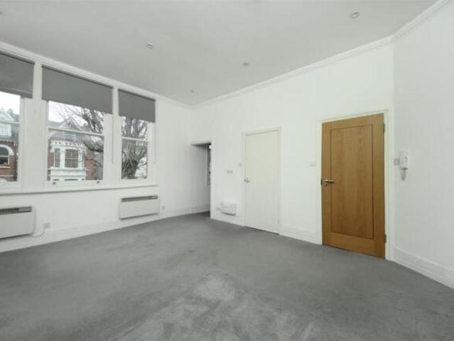 Studio flat for rent in Avenue Crescent, W3