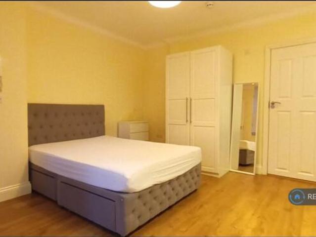 Studio flat for rent in Bamborough Gardens, London, W12