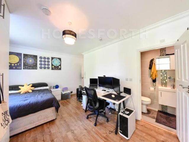 Studio flat for rent in Bamborough Gardens, Shepherd's Bush, W12