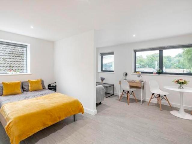 Studio flat for rent in Banglo House, Lower Bristol Road, Bath, Somerset, BA2