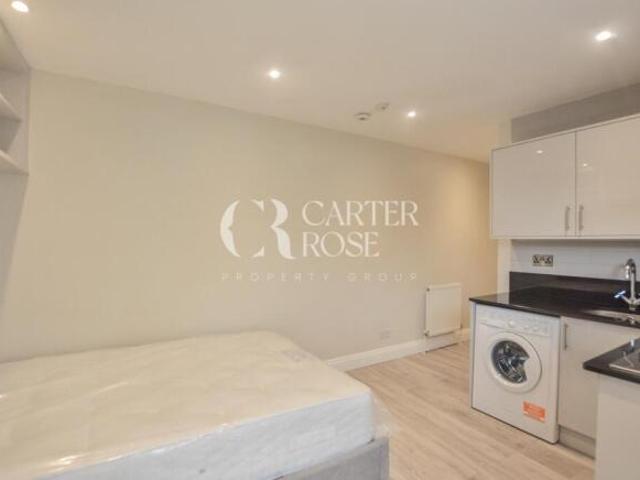 Studio flat for rent in Balham High Road, London, SW17