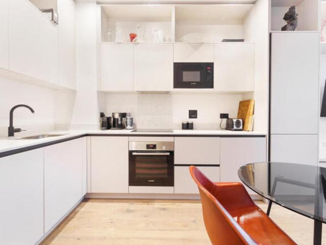 Studio flat for rent in Balham High Road, SW12
