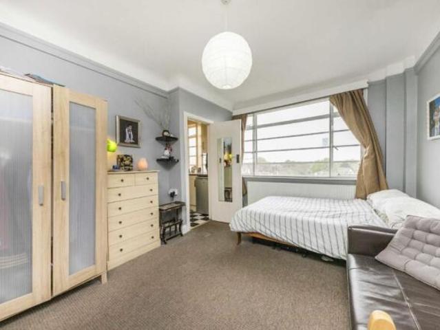 Studio flat for rent in Balham High Road, Tooting, SW17