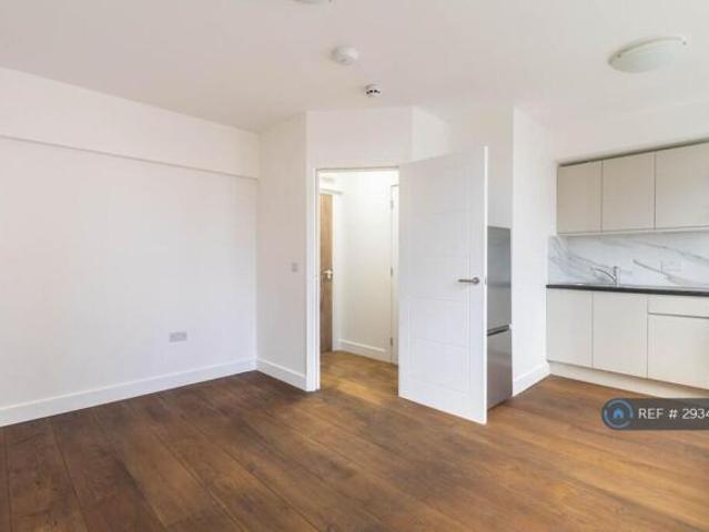 Studio flat for rent in Ballards Lane, London, N3