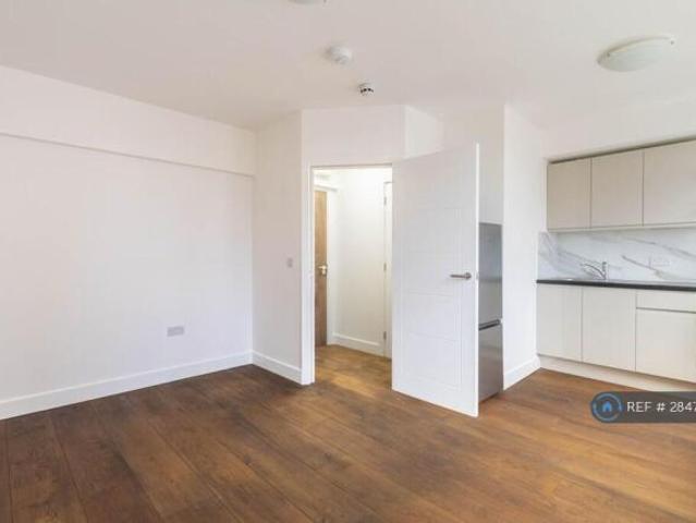 Studio flat for rent in Ballards Lane, London, N3
