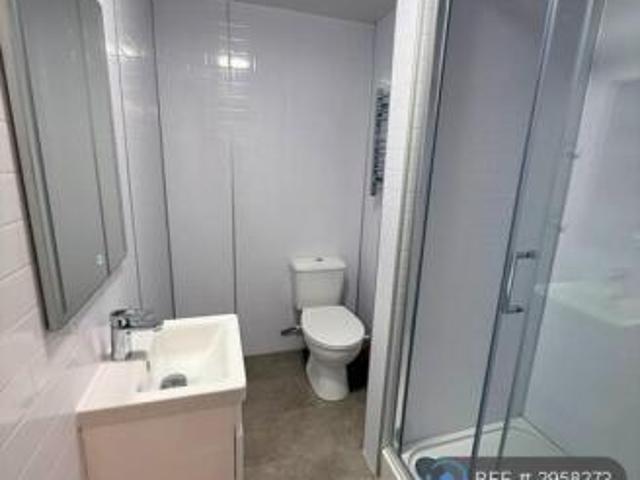 Studio flat for rent in Ballards Lane, London, N3
