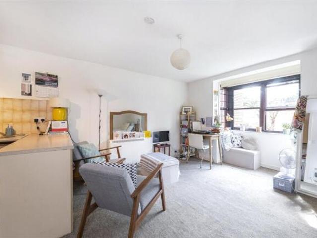 Studio flat for rent in Balmoral Mews, London, W12