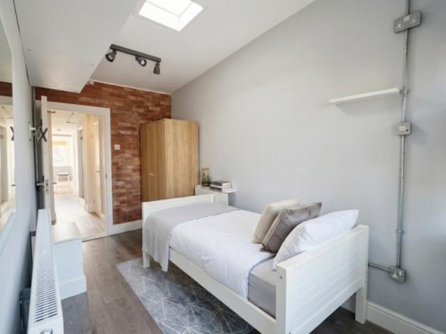 Studio flat for rent in Baring Road, London, SE12 0JS, SE12