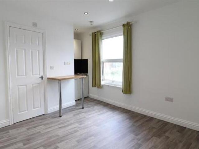 Studio flat for rent in Battle Street, Reading, RG1
