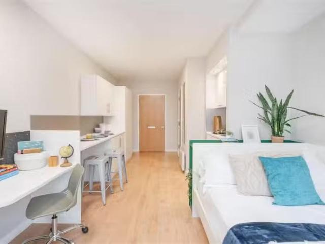 Studio flat for rent in Bath Student September, BA2