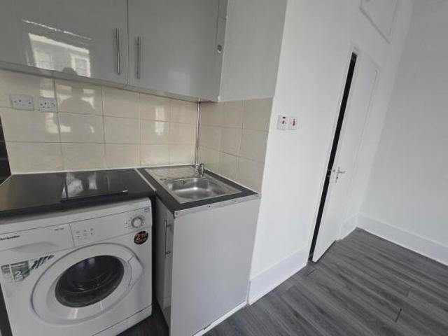 Studio flat for rent in Benwell Road, Islington, London, N7