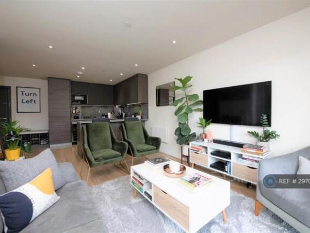Studio flat for rent in Beaufort Square, London, NW9