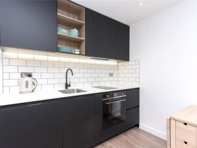 Studio flat for rent in Beaufort Square, London, NW9