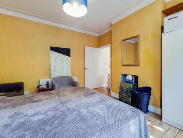 Studio flat for rent in Beaumont Crescent, Barons Court, London, W14