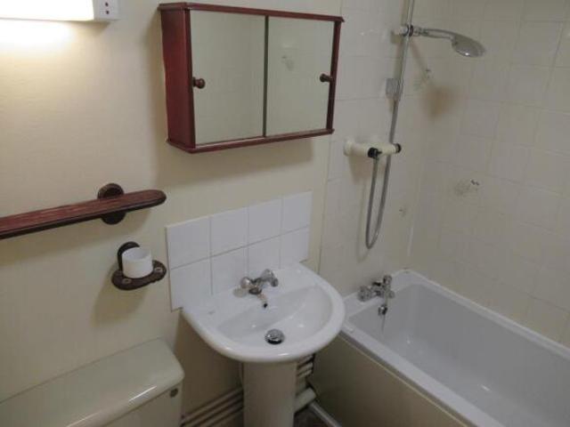 Studio flat for rent in Beaumont House, Shakespeare Road, MK40